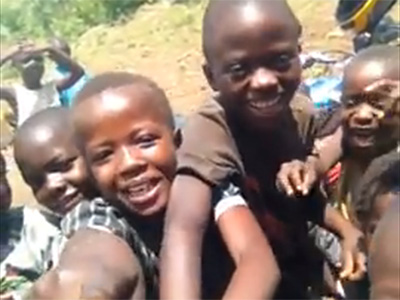 IMAGINI UNICE IN LUME! Reactia emotionanta a unui grup de copii negri ...