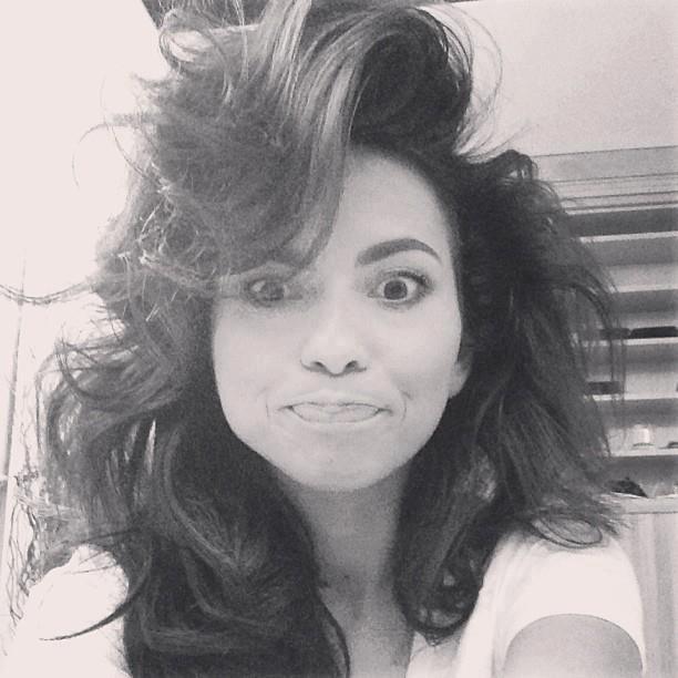 După ce s-a arătat naturală, Inna demonstrează că ştie cum stă treaba ...