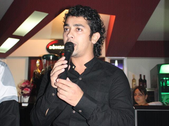 Valentin Dinu este de nerecunoscut. A renuntat la parul cret in ...