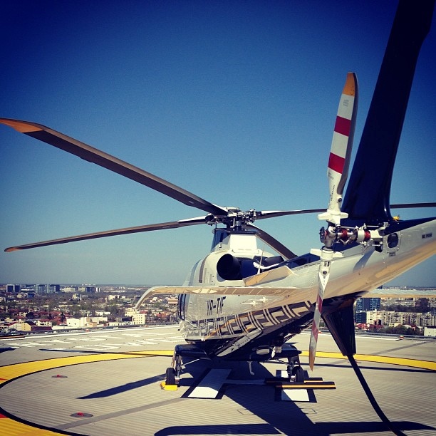 Primul elicopter care a aterizat pe Sky Tower a venit de la Bacau! Afla ...