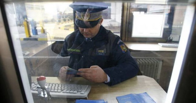 Politistii romani stupefiati. Ce au gasit sub hainele unui chinez care ...