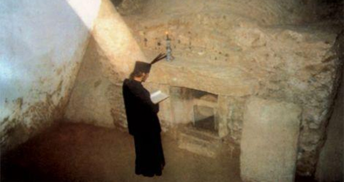 Ce-a fost in capul lui? Un calugar a furat banii manastirii ca sa fuga ...