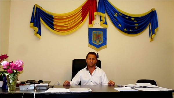 Primarul din Letea Veche nu are bacalaureat, dar stie sa adune! Petre ...