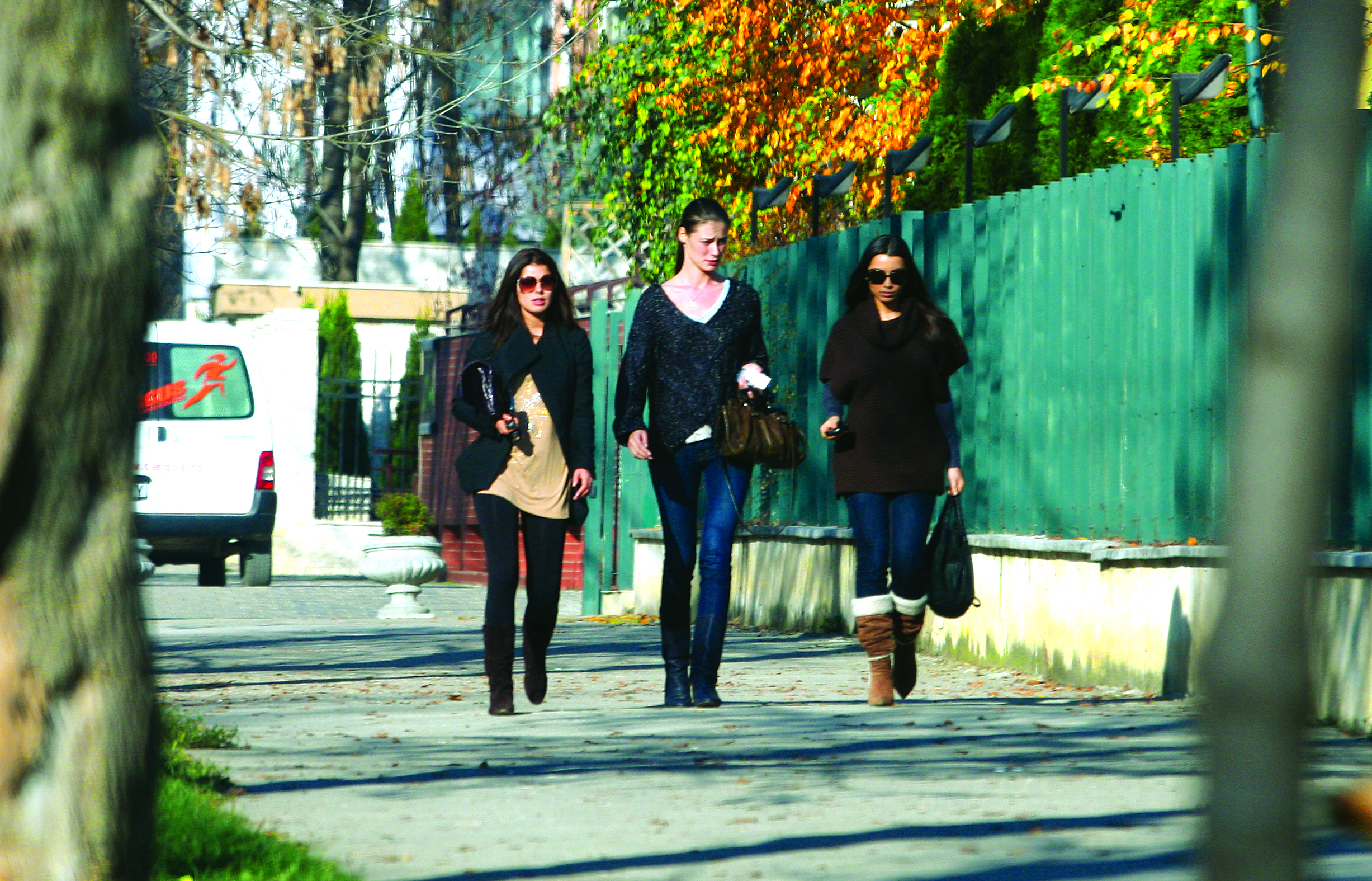 Girl's night out. Lili Sandu, Ileana Lazariuc si Elena Baguci au ...