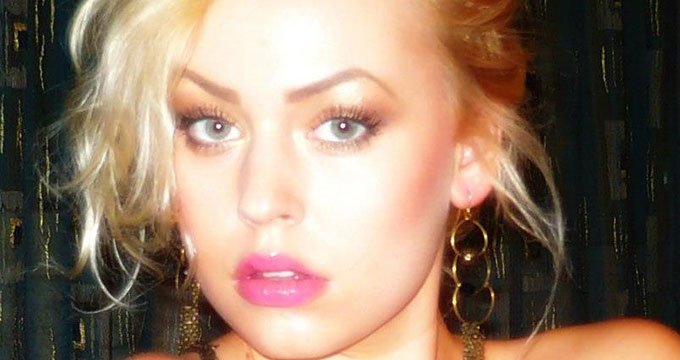 Sotia lui Connect-R a pozat fara sutien! Imaginea a fost facuta in ...