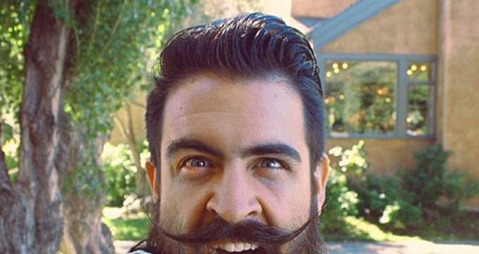 Aşa ceva n-ai mai văzut! Ce poate să facă acest bărbat cu barba sa ...