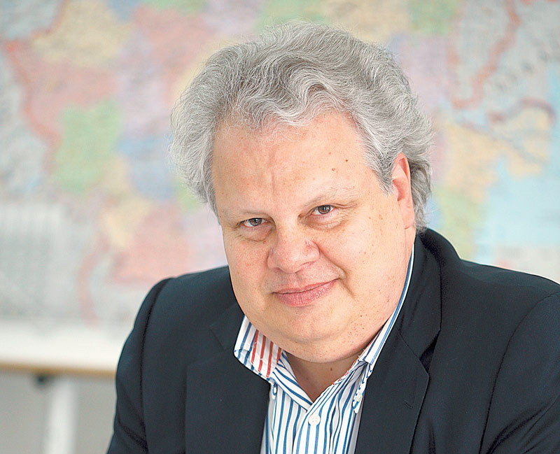 Jean Valvis nu-si scapa sotia din mana. S-au plimbat prin mall ca doi ...