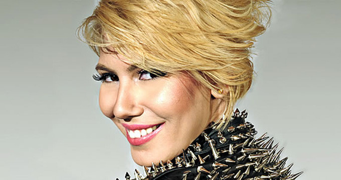 Asa nu ai văzut-o niciodată! Sore, nemachiată si cu ochelari de ...