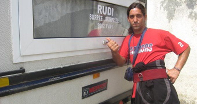 Rudy, omul-tir, vrea sa faca inconjurul Europei carand doua remorci dupa el!