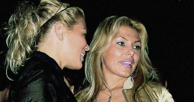 Dansul din buric al imperecherii s-a mutat pe scara rulanta! Cum a fost ...