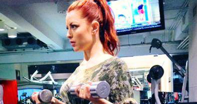 Elena Gheorghe si-a bagat fanii in sperieti: "Esti ca un copil somalez"