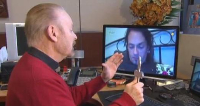 Imagini TERIFIANTE! Un preot exorcizeaza un barbat POSEDAT de demoni pe ...