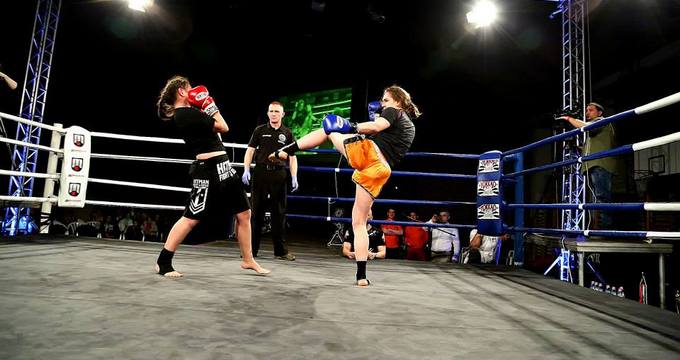 Xena de Romania s-a luat la tranta cu o campionana mondiala la K1! Vezi ...