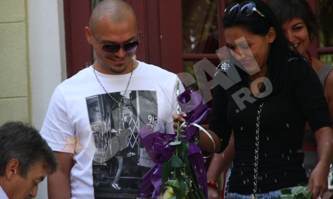 Puya este cel mai fericit barbat. Iese noaptea cu baietii, iar nevasta ...