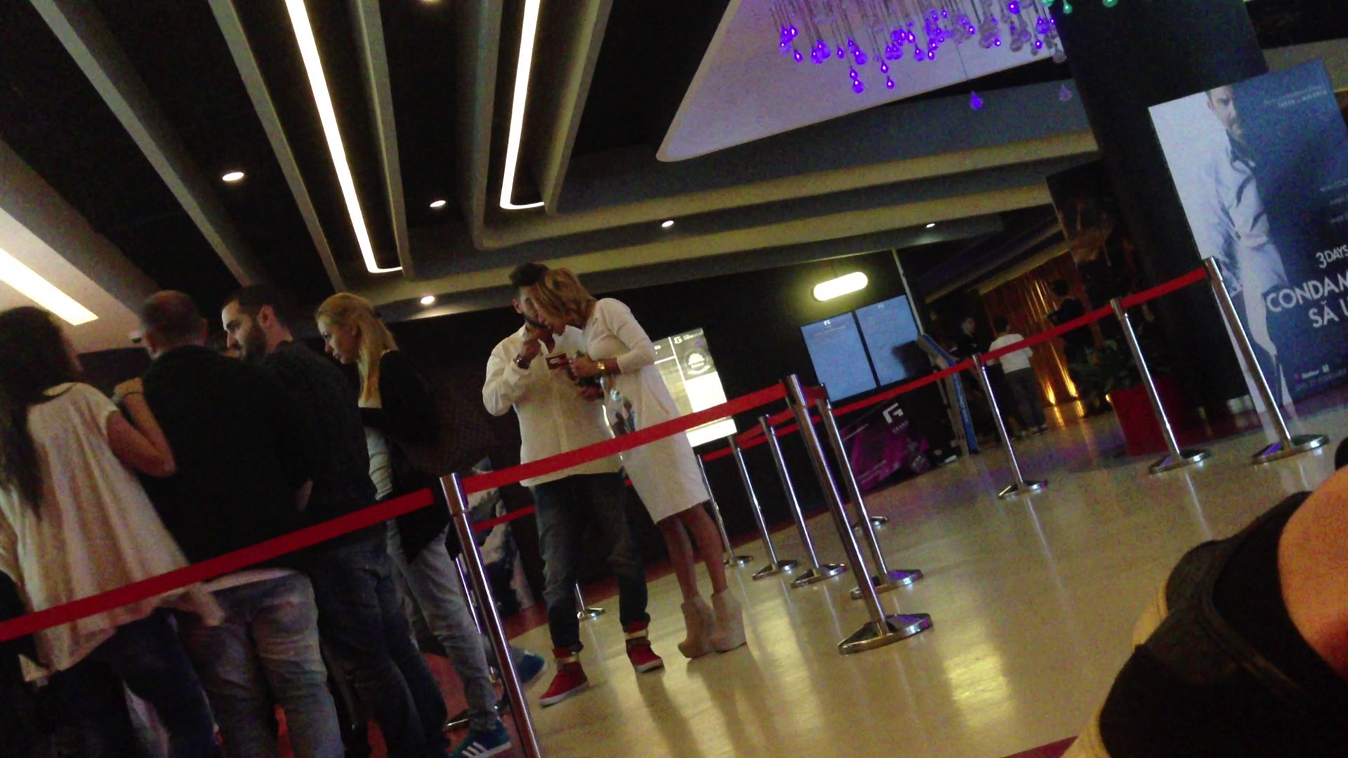 Vrajeste toate pustoaicele ca-i liber ca pasarea cerului si, cand colo ...