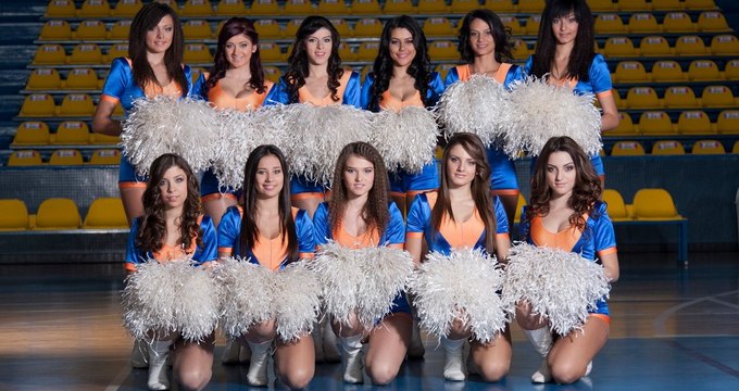 Stiati ca si in Romania sunt majorete profesioniste? Vezi cum fac ...