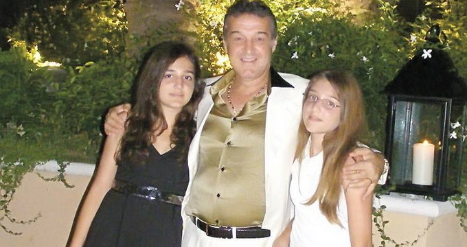Fiica cea mare a lui Gigi Becali, supravegheata de la distanta! N-o ...