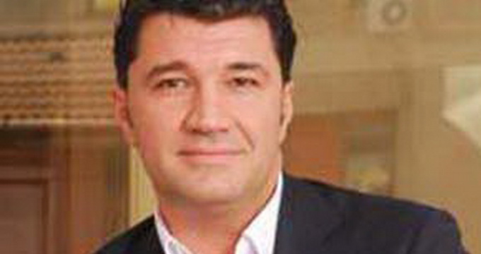 Scene ca-n filmele cu mafioti! Acuzat ca s-a imprumutat la camatari, recuperatorii i-au blocat ...