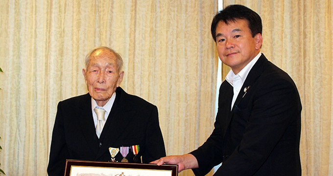 El este cel mai in varsta barbat din lume. Nu o sa ghicesti cati ani are!