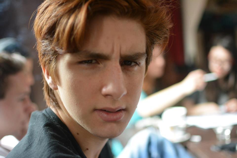 Dezbracat si rujat pe scena! Carol, fiul regretatului Serban Ionescu ...