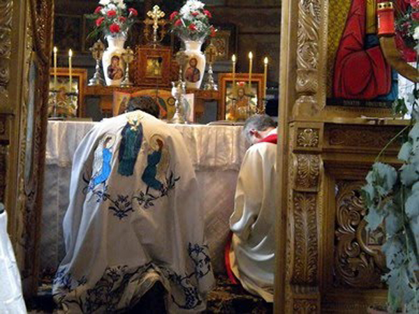 Dezvaluiri SOC despre un preot roman acuzat de hartuire sexuala! “Tinea ...