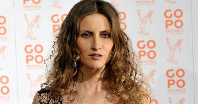 Imagini bomba cu Iulia Albu! Imbracata cu o "mitoasa" si aproape goala ...