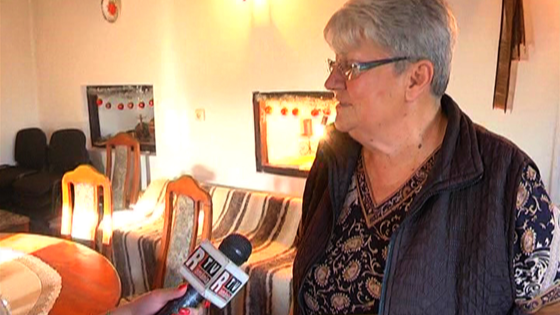 Impodobeste Mama FNI bradul! Singura si bolnava de Craciun, Ioana Maria ...