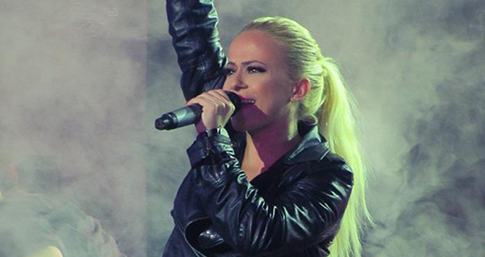 Desfintata de Iulia Albu, Anda Adam revine in forta! Si-a etalat bustul ...