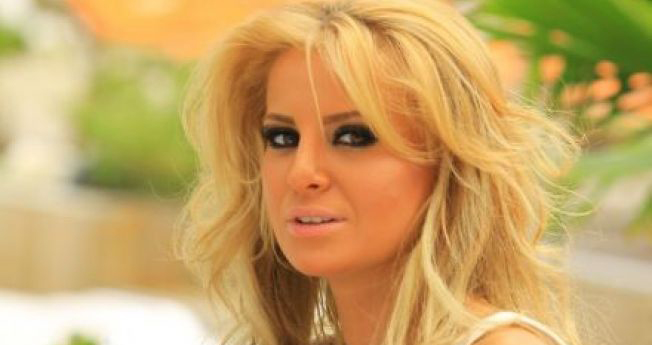 A aparut intr-un pulover si o geanta de firma si a dat criticii de moda ...