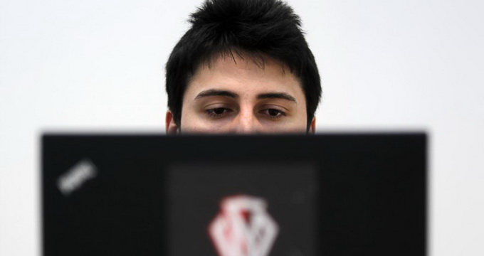 Cel mai temut hacker din România rupe tăcerea! Cum a devenit Răzvan ...