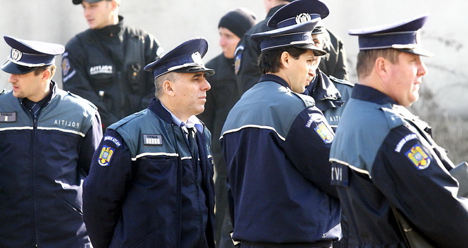 Scene socante in centrul Sibiului! Doi boschetari s-au imbracat in ...