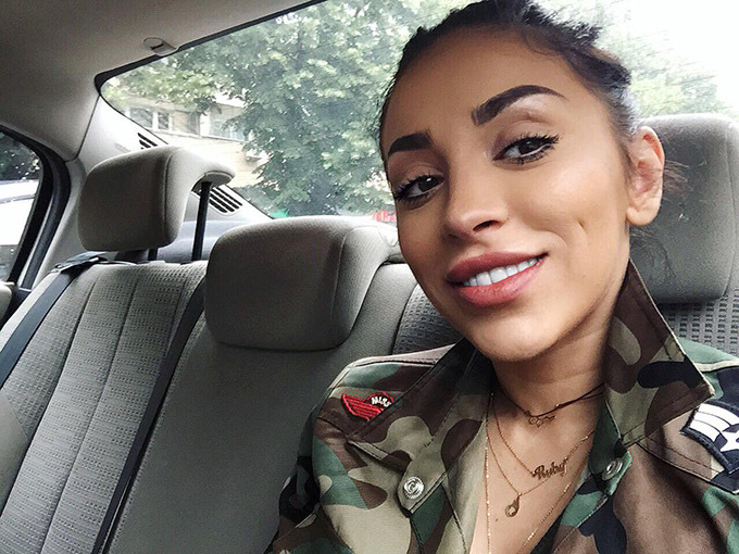 RUBY a vrut să-şi prezinte costumul de baie, dar a uitat un detaliu ...