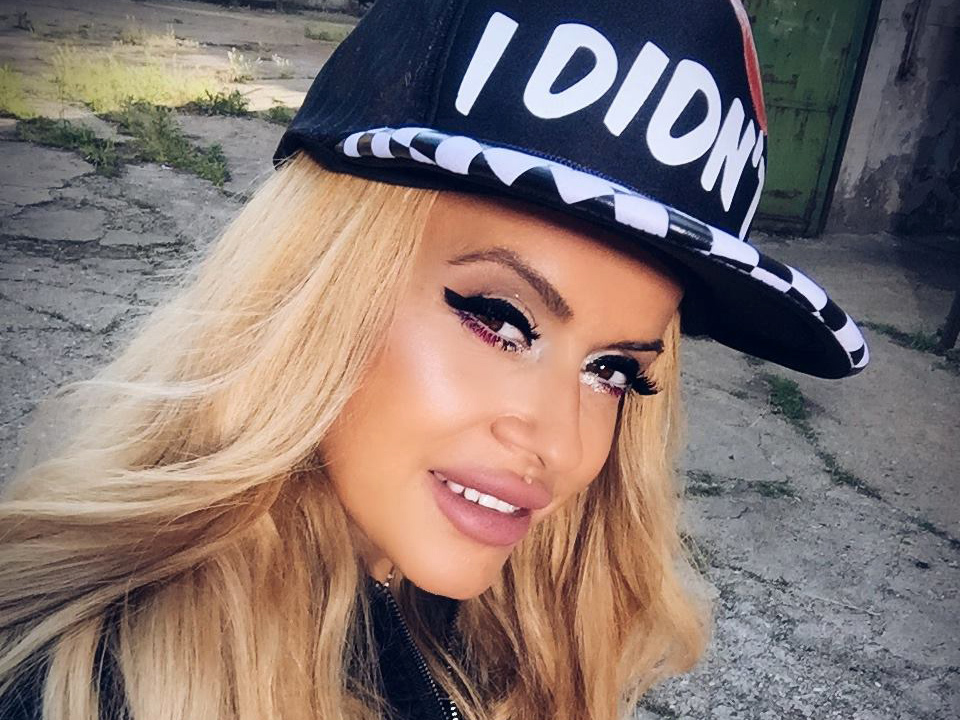 Toată lumea era dezbrăcată dar ea.....Cum a apărut Anda Adam pe plaja ...