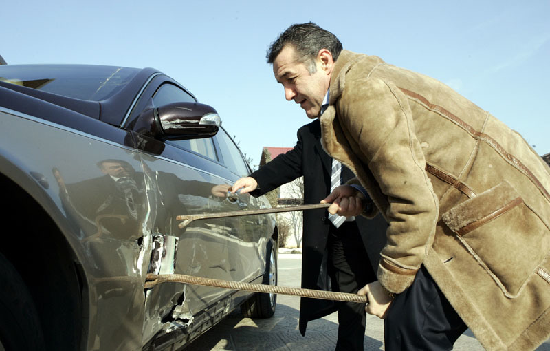 De la Gigi Becali care şi-a reparat Maybach-ul cu ranga, n-ai mai văzut ...