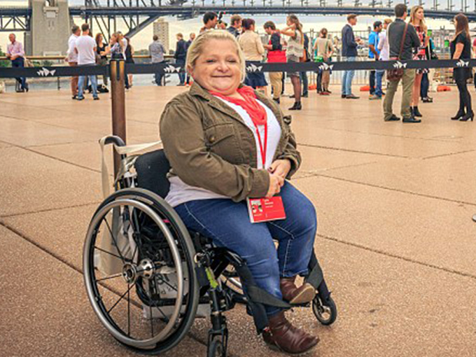 Această profesoară îşi poate rupe o coastă doar printr-un strănut ...