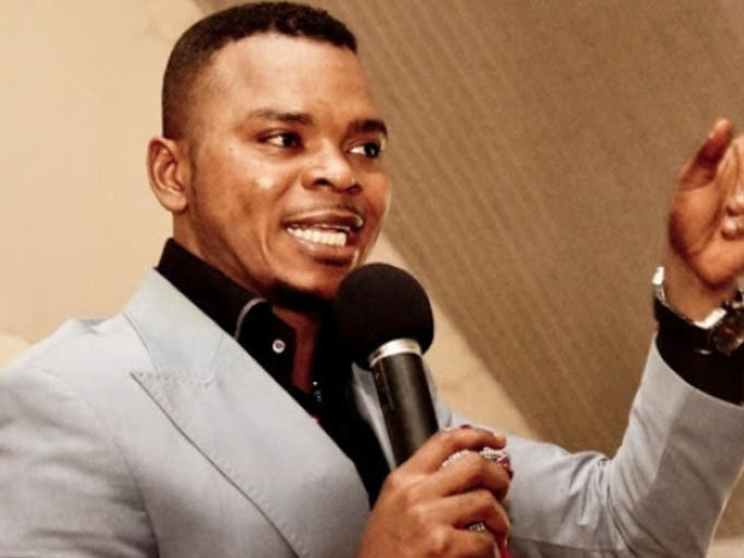 Un episcop susţine că poate mări ”bărbăţia” cu mâinile vindecătoare ...