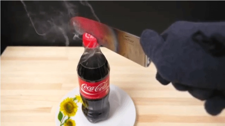Acest bărbat a tăiat o sticlă de Coca Cola c-un cuţit încins, iar ...