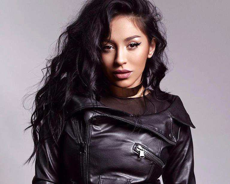 Ruby s-a îmbrăcat numai în latex şi s-a prezentat aşa în faţa fanilor ...