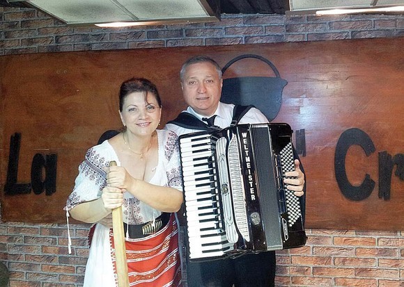 Tatăl vitreg al DELIEI a decis: vrea să vândă casa în care a locuit ...