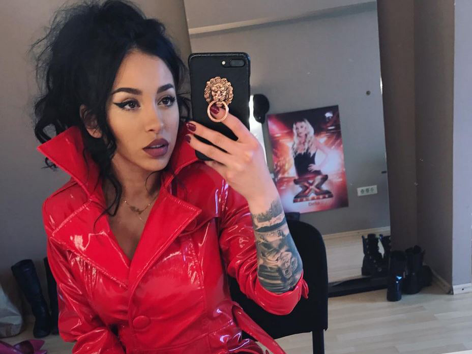 RUBY a scăpat de problemele cu tenul! Cum arată cântăreaţa complet ...