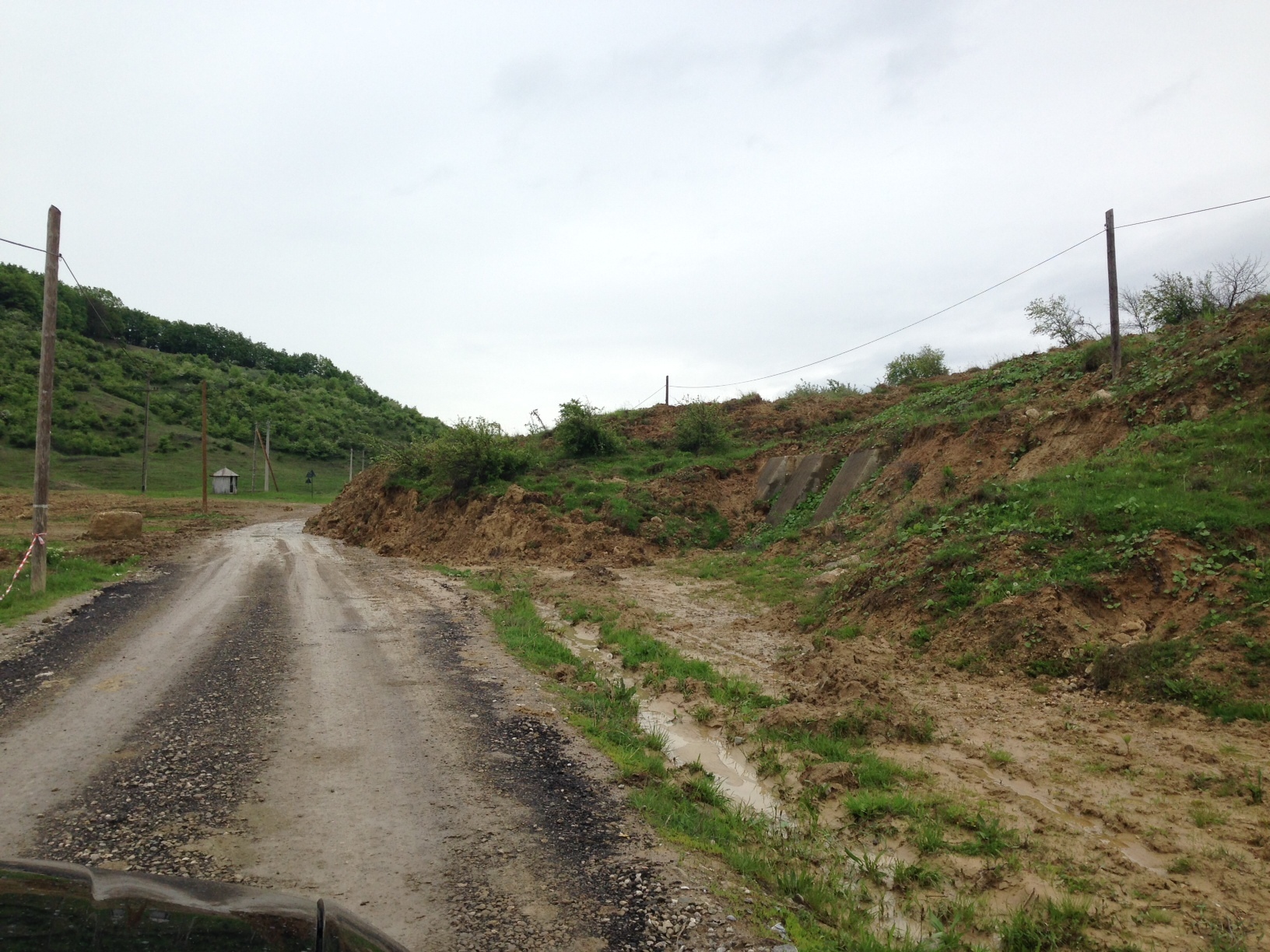 Alunecare de teren într-o comună prahoveană! 6 gospodării afectate