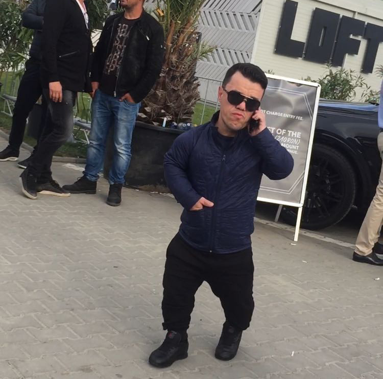 Piticul care a jucat în filme pentru adulţi a vrut să intre la LOFT ...