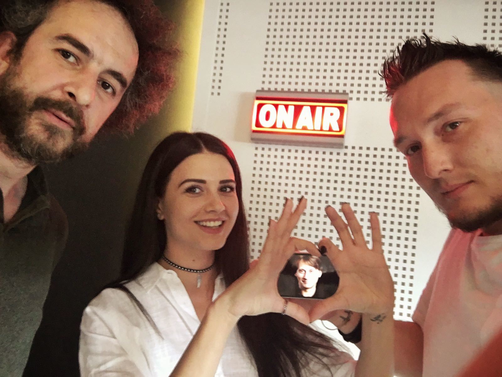 Marius Manole, susţinut de colegii de la Smart FM în finala de la "Uite ...