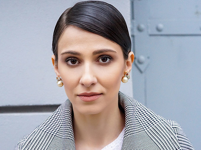 Acum este soţie şi mămică, dar mai ştiţi cum arăta DANA ROGOZ când era ...