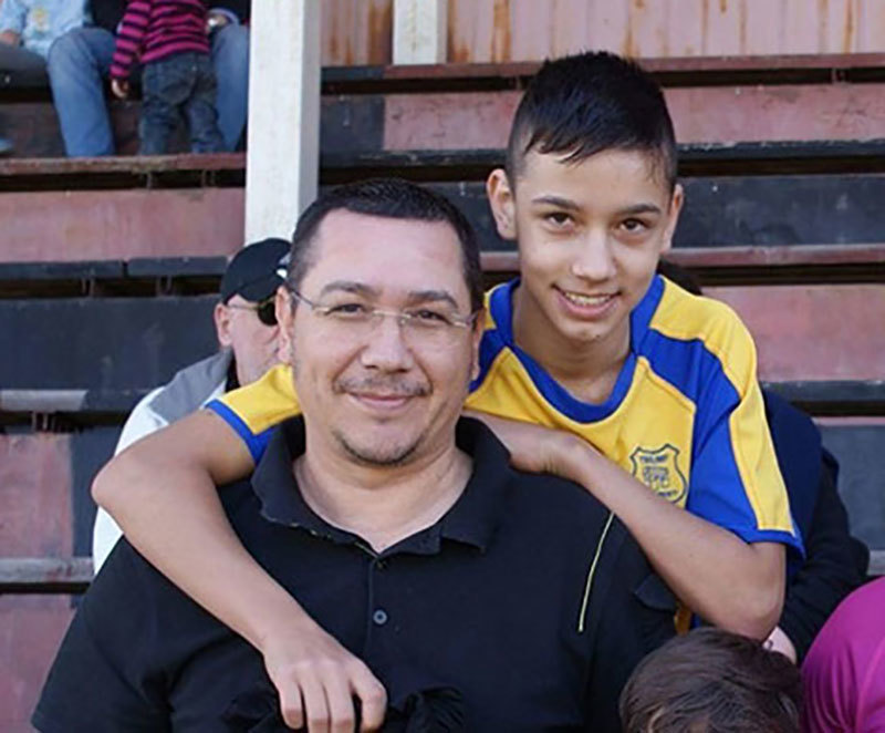 Ce a postat Andrei pe contul de Fb. Fiul lui Ponta şi-a revenit după ...