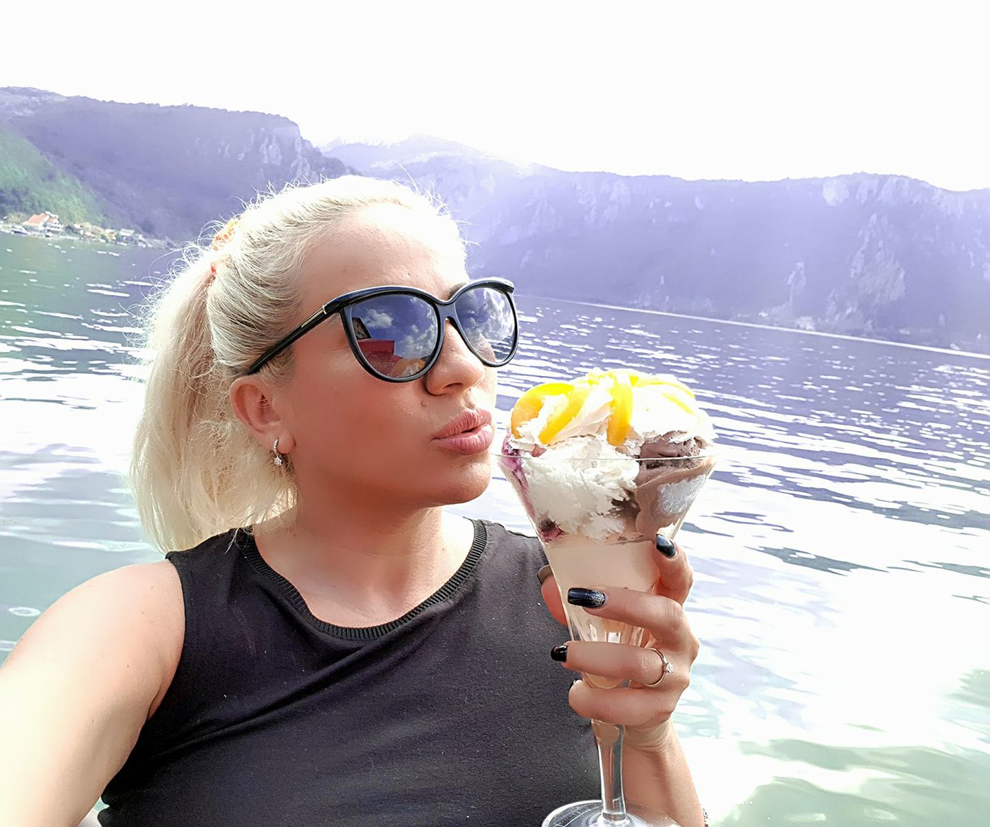 Cine e vedeta care o înlocuieşte pe Rocsana Marcu la emisiune! Asta da ...