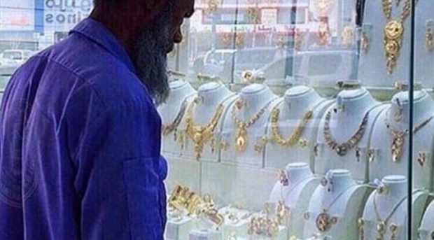 Lumea a râs de un gunoier care se uita la o vitrină cu bijuterii. Ce s ...