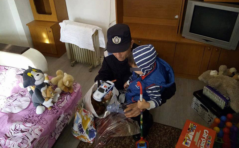 El e jandarmul care a făcut un copil să plângă de fericire! Cel mic nu ...