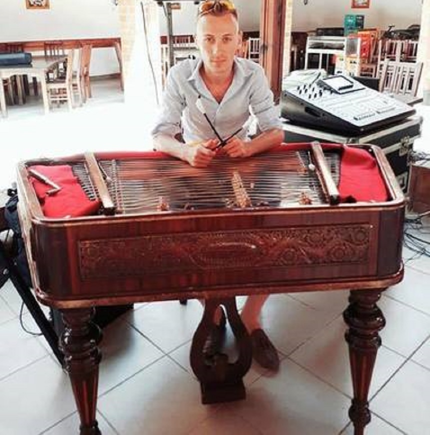 EXCLUSIV. Ultimele imagini cu Ernest Edwards în viaţă. Cântăreţul ...