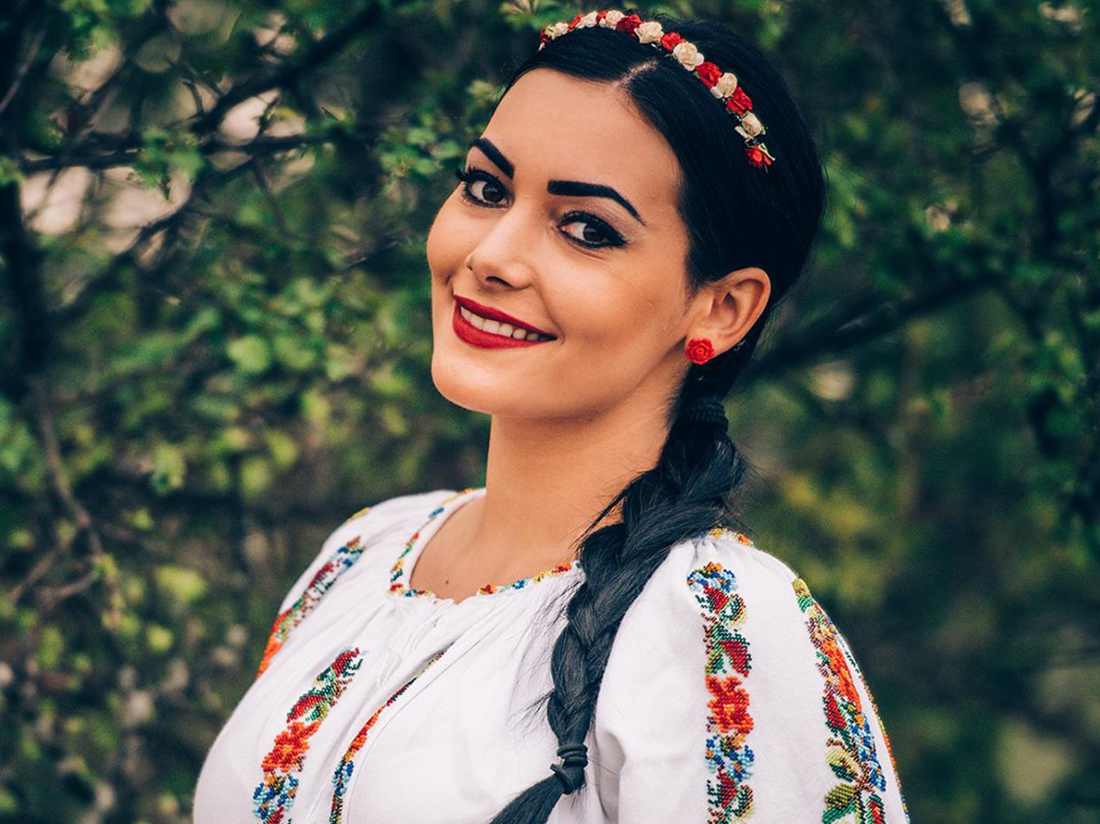 Imagini terifiante! O cântăreaţă de muzică populară a fost bătută într ...